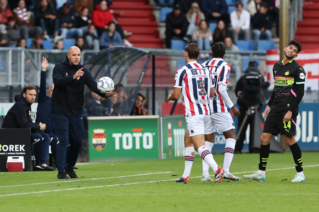 Willem II heeft ‘net iets te veel respect’ voor PSV: ‘We liepen vooral ...