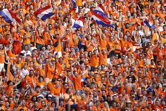 Oranje-legioen is soort carnavalspubliek: ‘Als ze achter staan, hoor je ...