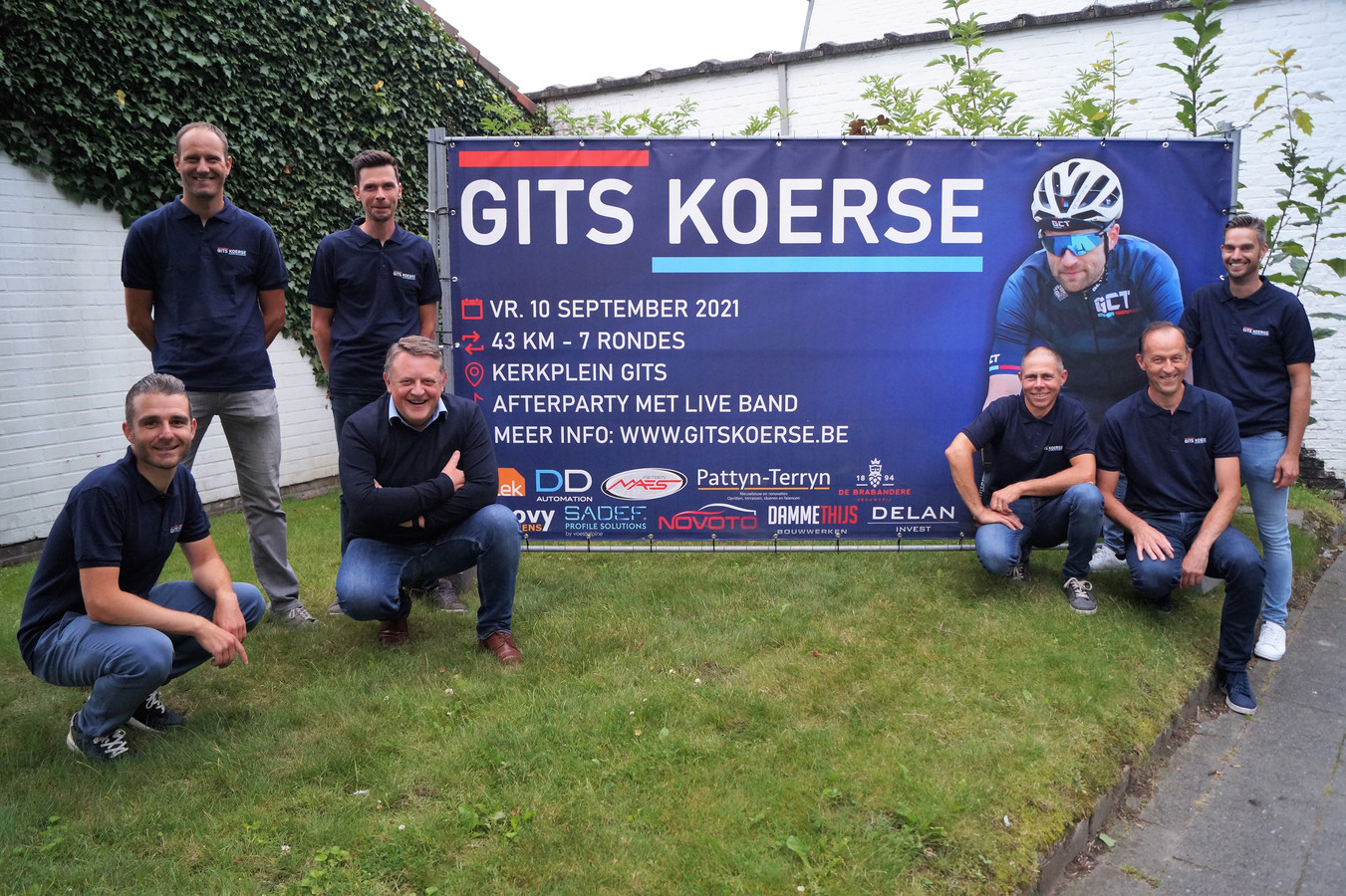 Gits Koerse voor het eerst over de kasseien van de Gitsberg, met ...