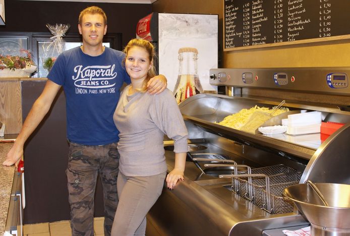 Lotte en Thomas bakken frietjes in Den Tipzak | Tielt | hln.be