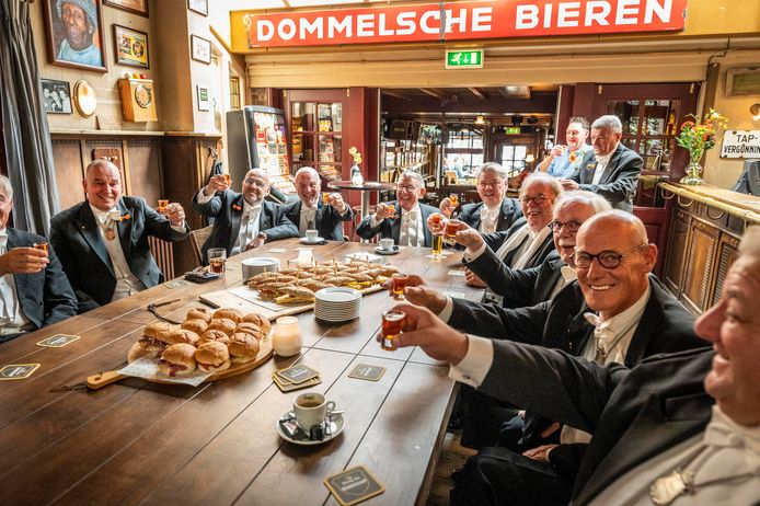 Udense oud-prinsen vieren hun eigen Prinsjesdag, mét koffertje | Uden ...
