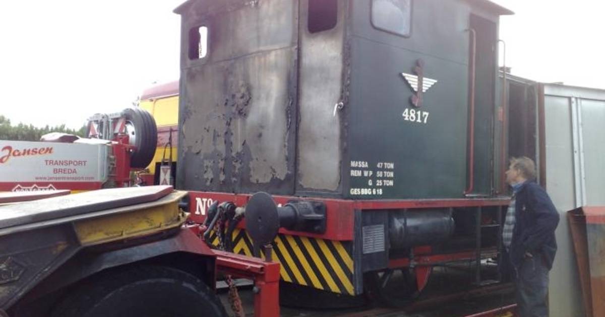 Vader Jack Jansen kijkt geëmotioneerd naar zijn door brand verwoeste ...