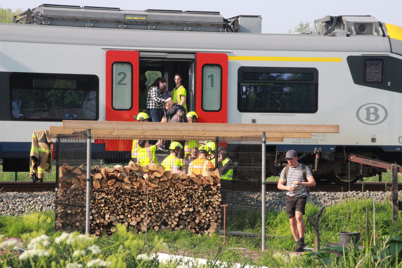 Auto wordt gegrepen door trein in Harelbeke: 79-jarige bestuurster komt ...