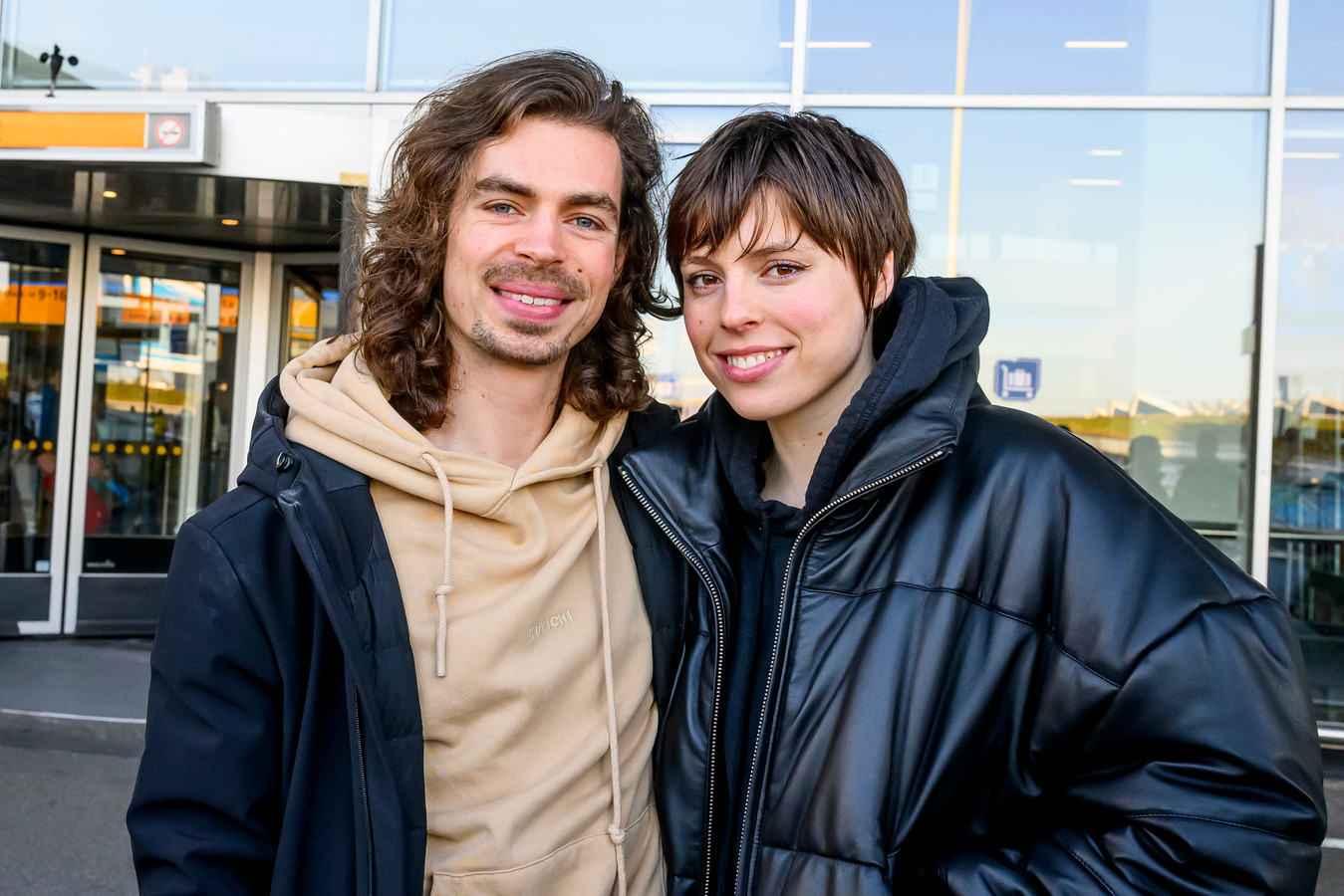 Songfestivalduo Mia en Dion stapt met Duncan Laurence in vliegtuig naar ...