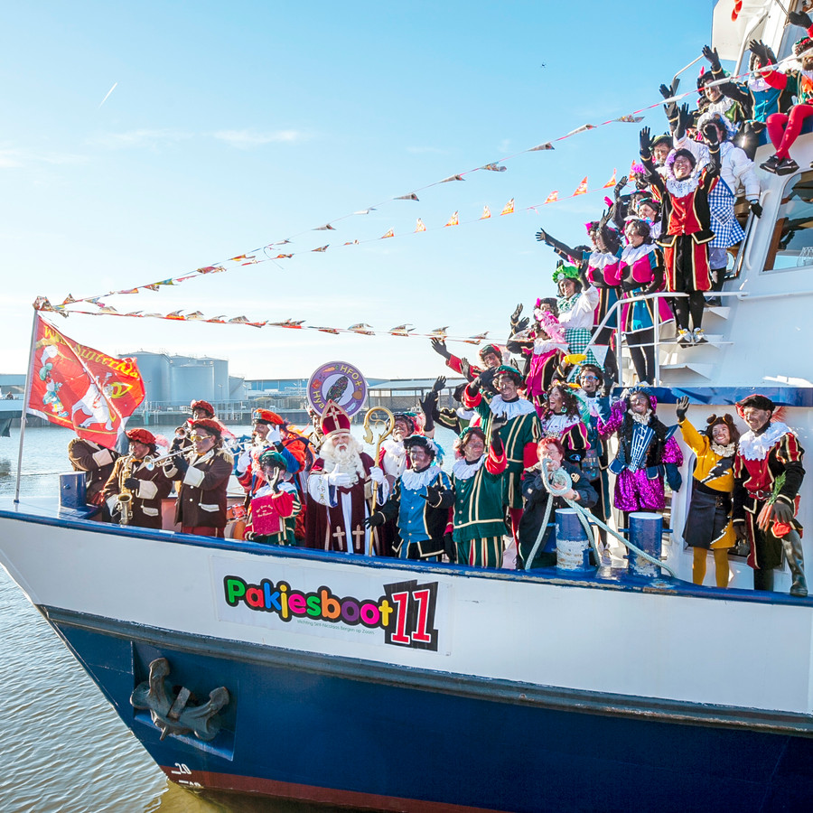Pakjesboot aangemeerd: Sinterklaas zet voet aan wal in Bergen op Zoom ...