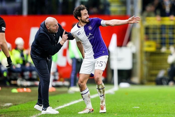 Brian Riemer dankt zijn ‘overlevers’: hoe Anderlecht het op karakter ...