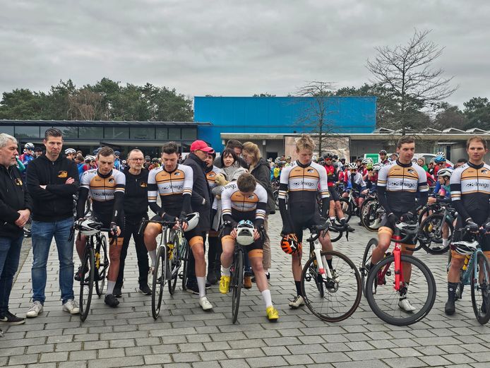 Familie en ploegmakkers eren overleden wielrenner Jonas (24) met minuut ...