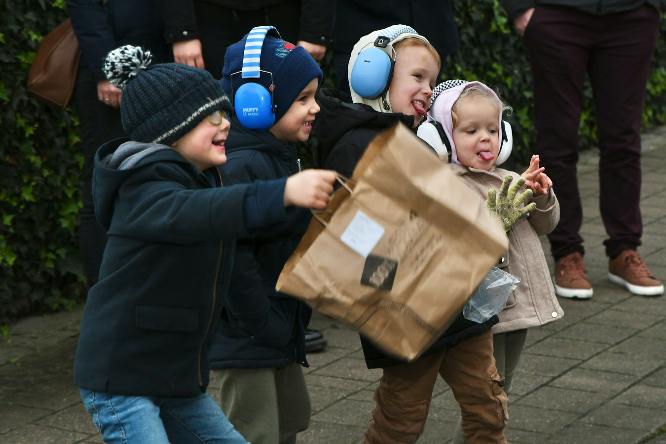 IN BEELD. 41e Sint-Maartensstoet lokt massa mensen: “Heel blij dat we ...