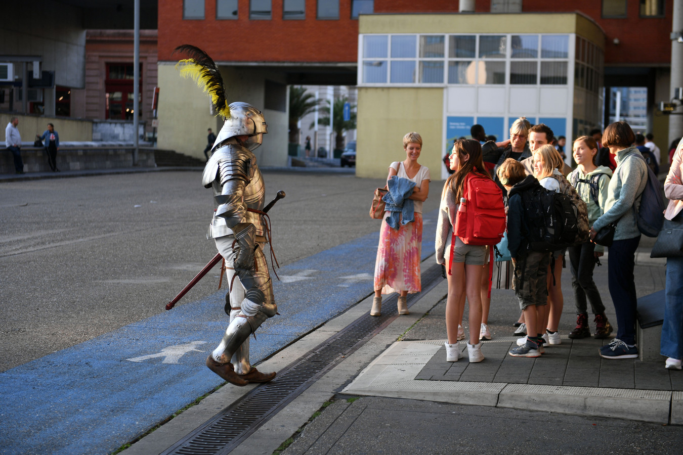 IN BEELD. Ridder in vol ornaat begeleidt schildknaapjes naar school ...
