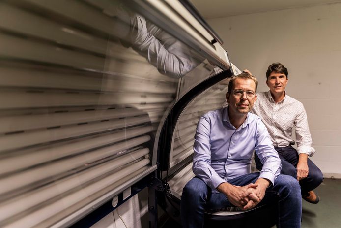 Op bezoek bij de laatste zonnebankbouwer van ’t land: “We verscheepten ...