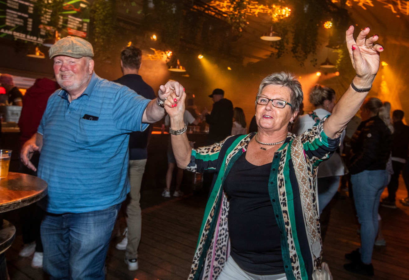 Hij is er weer! Feesttent Hollario is na twee jaar terug op de kermis ...