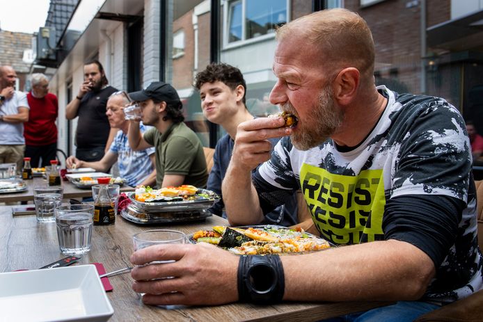 In half uur schuift Jack (50) uit Tubbergen ruim twee kilo sushi naar ...