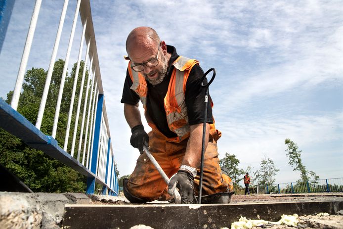 Kokende zomerzon teistert wegwerkers op de N313 | Aalten | gelderlander.nl