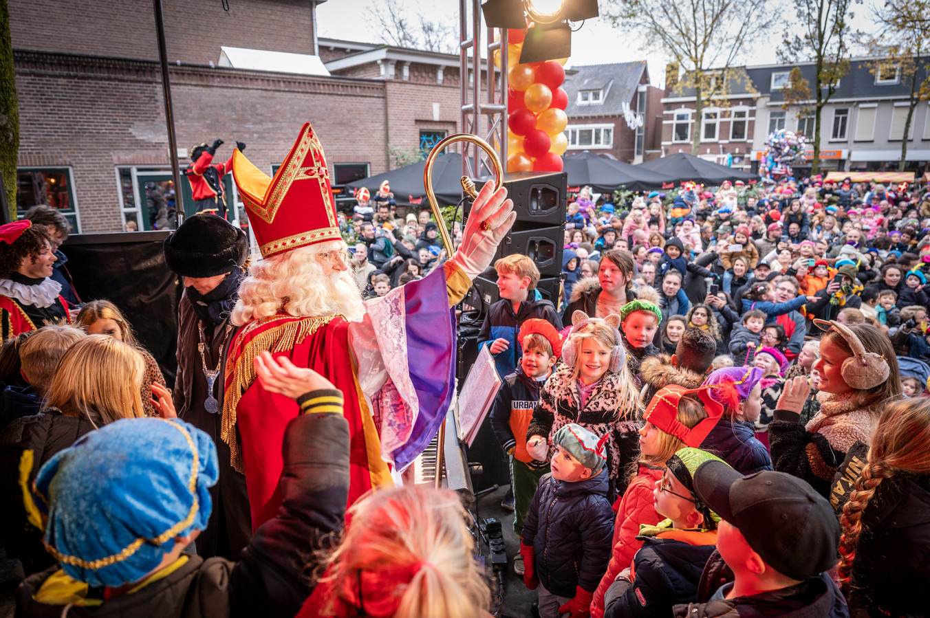 Daar is hij dan! Sinterklaas komt aan in Oss en alle kinderen mogen hun ...