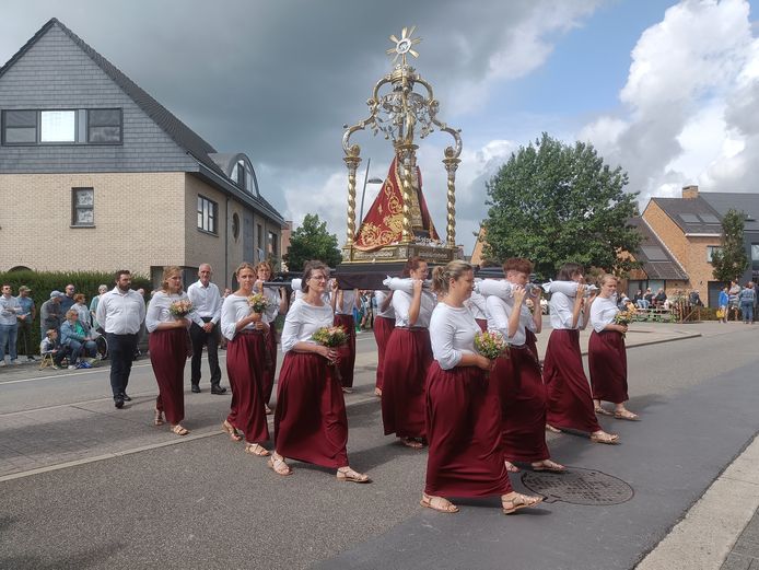 Maria-ommegang trekt door Kalfort: “Veel belangstelling en enthousiasme ...