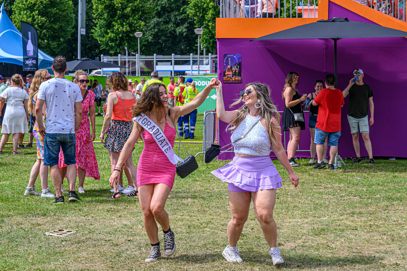 Met factor 50 en een waaier in de hand de warmte te lijf op uitverkocht ...