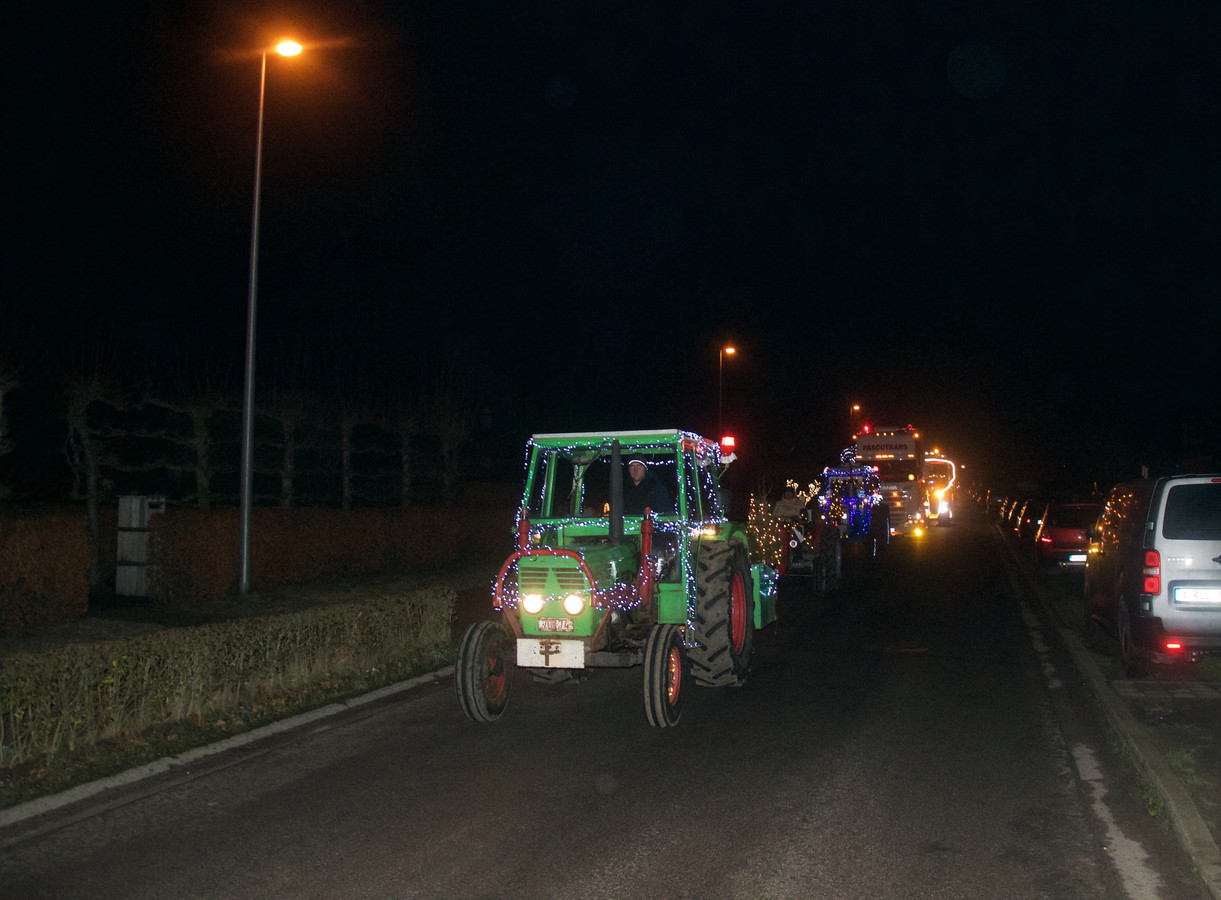 VIDEO: Kerstparade met verlichte tractoren trekt door Desteldonk | Foto ...