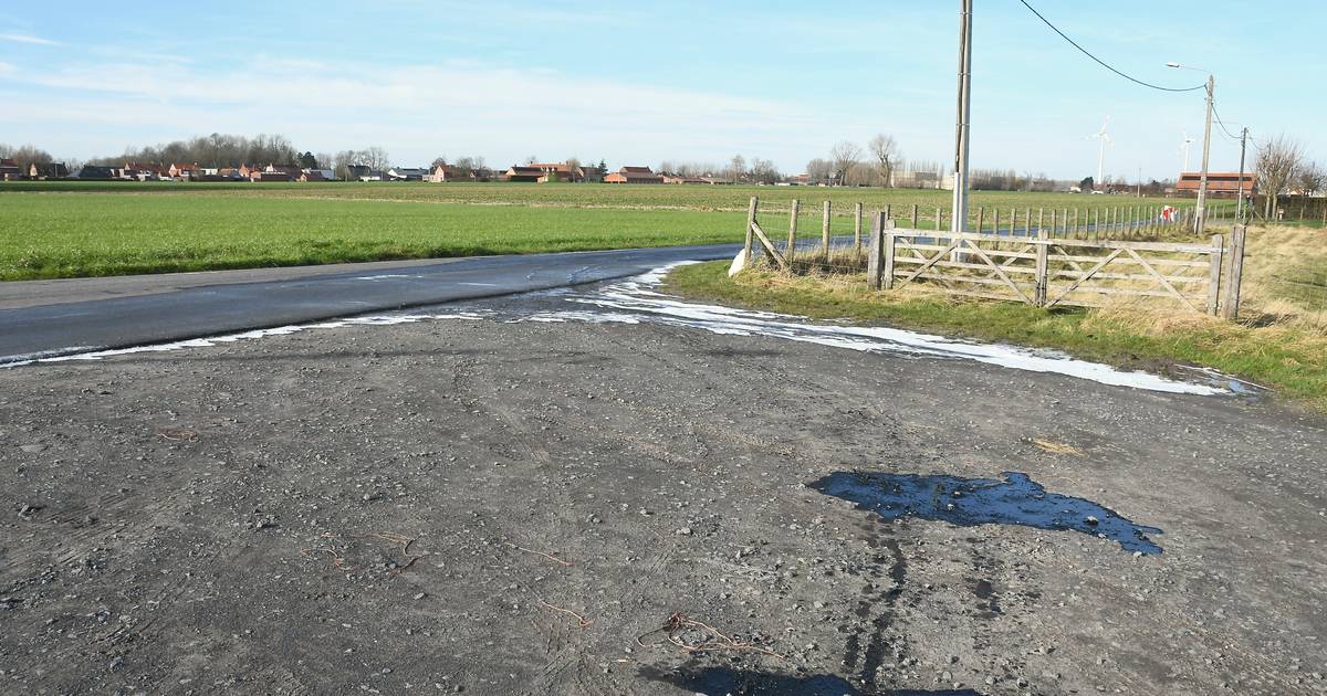 Hydraulische olie gesprongen leiding vuilniskar maakt weg glad in ...