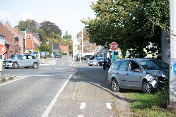 Chauffeur gewond bij ongeval met twee auto’ s op de Buke in Zottegem ...