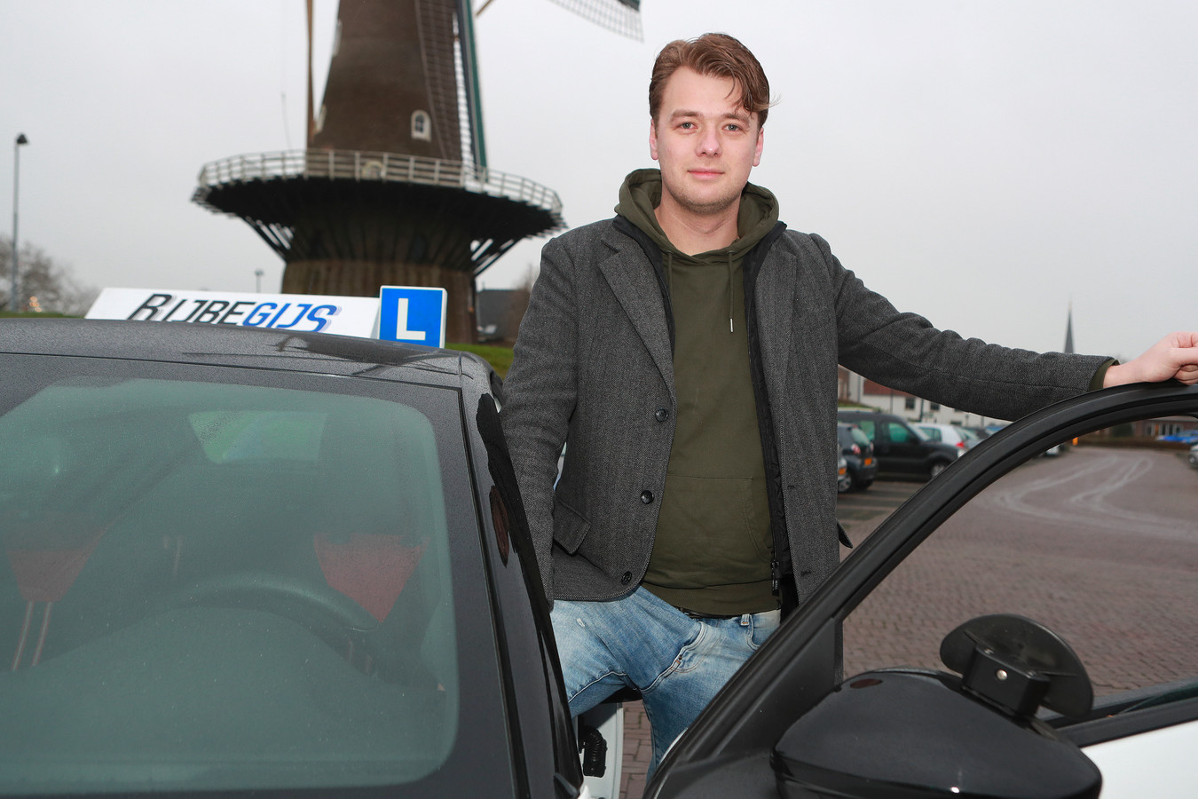 Gijs begint zijn eigen rijschool: ‘Ik hoop dat het in mijn voordeel ...