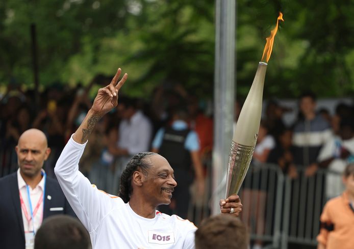 Snoop Dogg loopt met olympische vlam in Parijs | Celebrities | hln.be