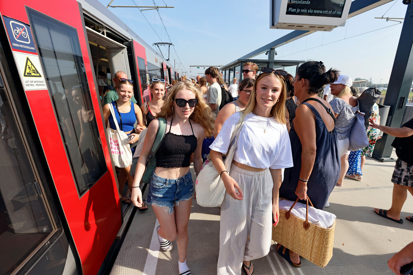 RET overvallen door warm weer: in extra druk weekend minder metro’s ...