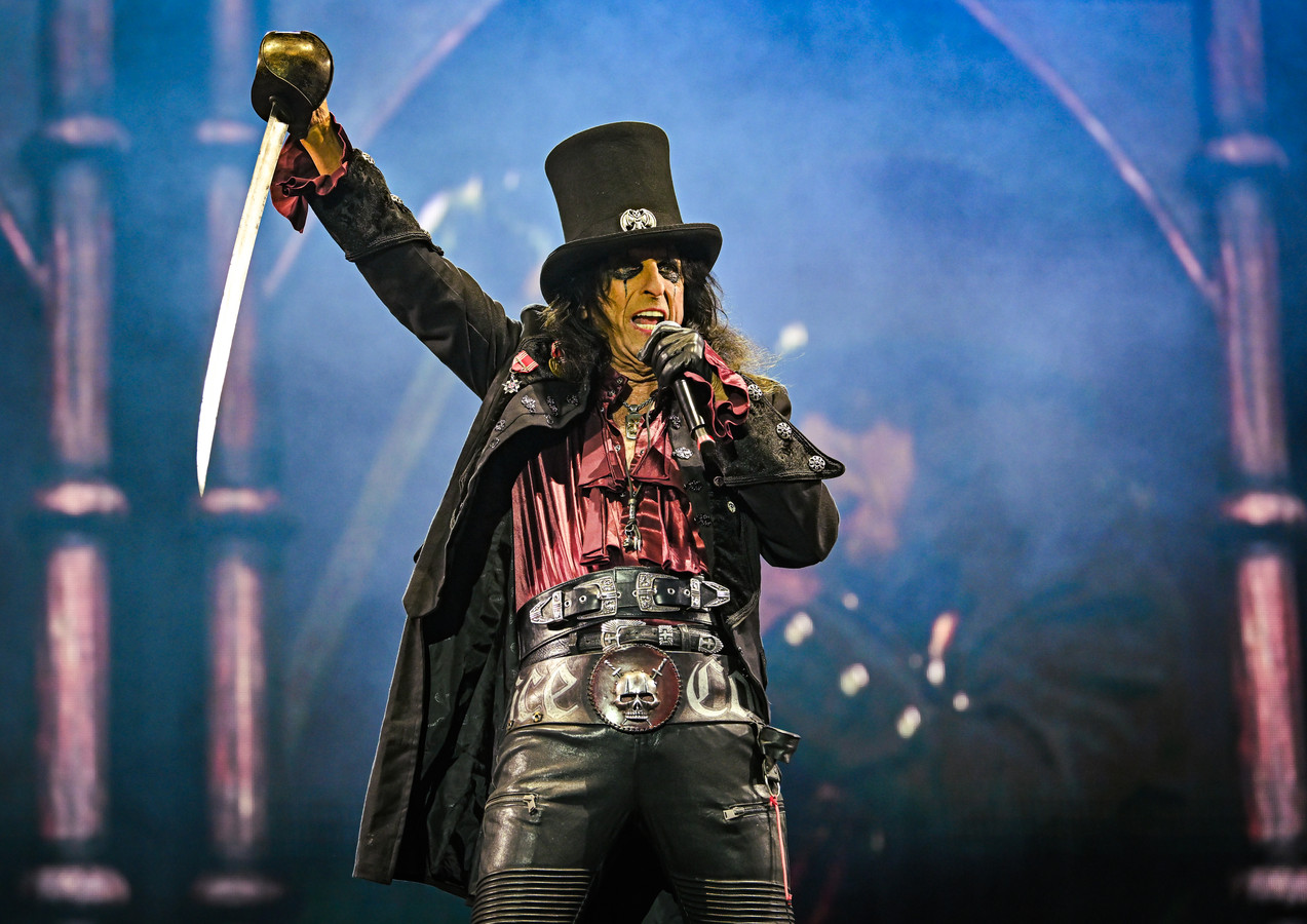 IN BEELD. ‘Opa shockrock’ Alice Cooper (76) laat Graspop al voor de ... IN BEELD. ‘Opa shockrock’ Alice Cooper (76) laat Graspop al voor de ...