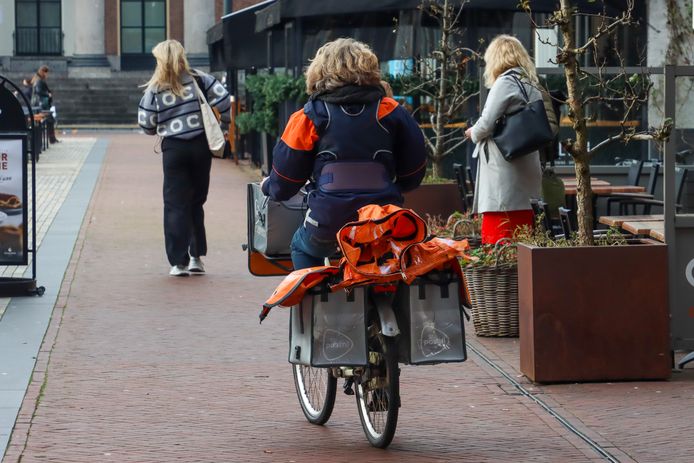 Postbezorger Kees heeft twee wijken, maar kan er maar eentje per dag ...