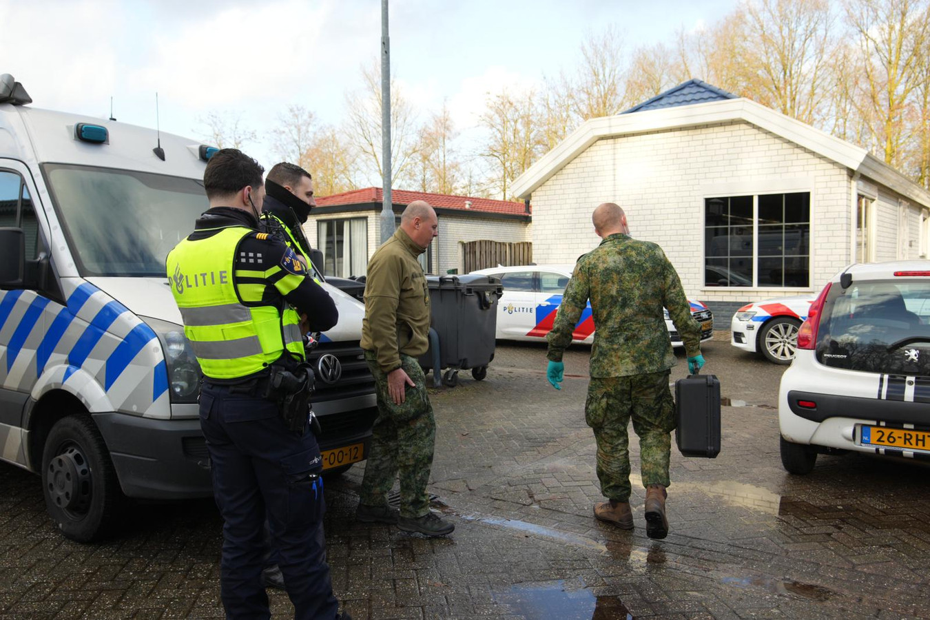 Politieactie bij berucht woonwagenkamp in Eindhoven, EOD neemt iets in beslag | Foto | ed.nl
