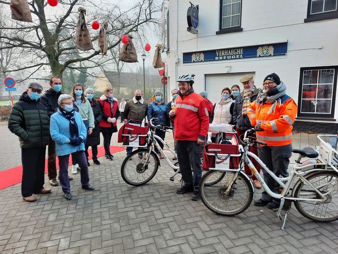 Buurt wuift postbode Louis uit na 35 jaar: “Louis was een postbode uit ...