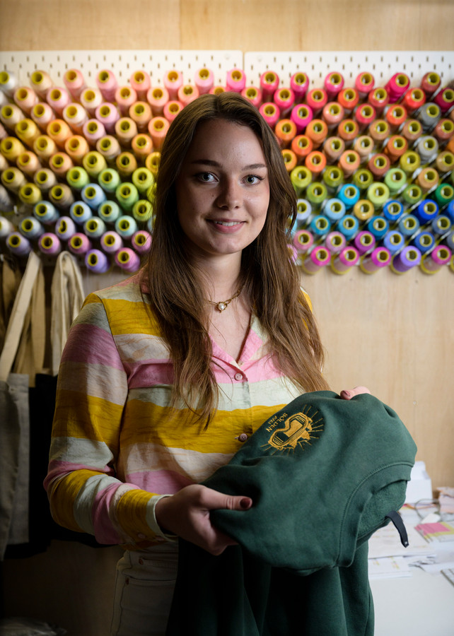 Renske (21) uit Hengelo runt fulltime een borduuratelier: ‘Borduren is ...