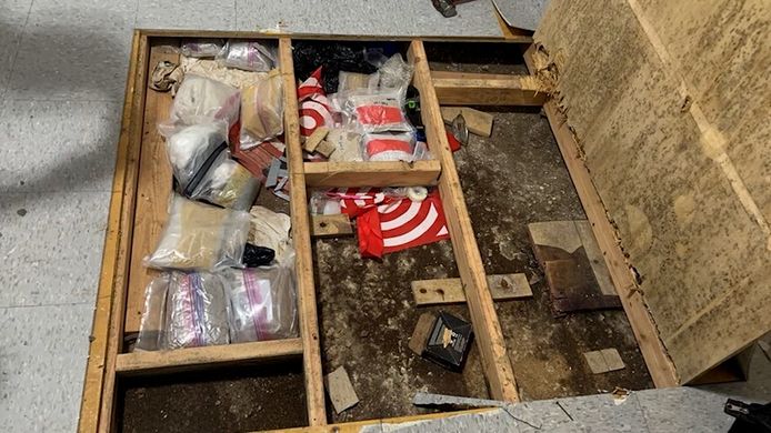 Politie vindt 10 kilo drugs onder verborgen luik in vloer van ...