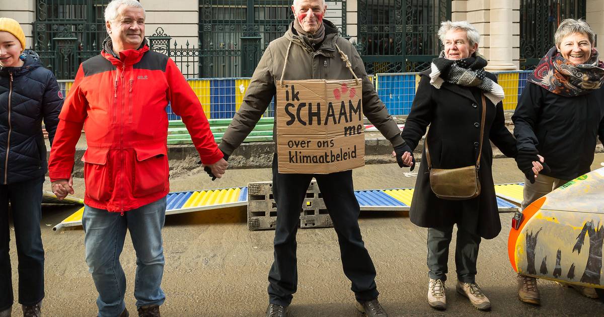 Une chaîne humaine de 2.400 personnes a été formée à Bruxelles pour le ...