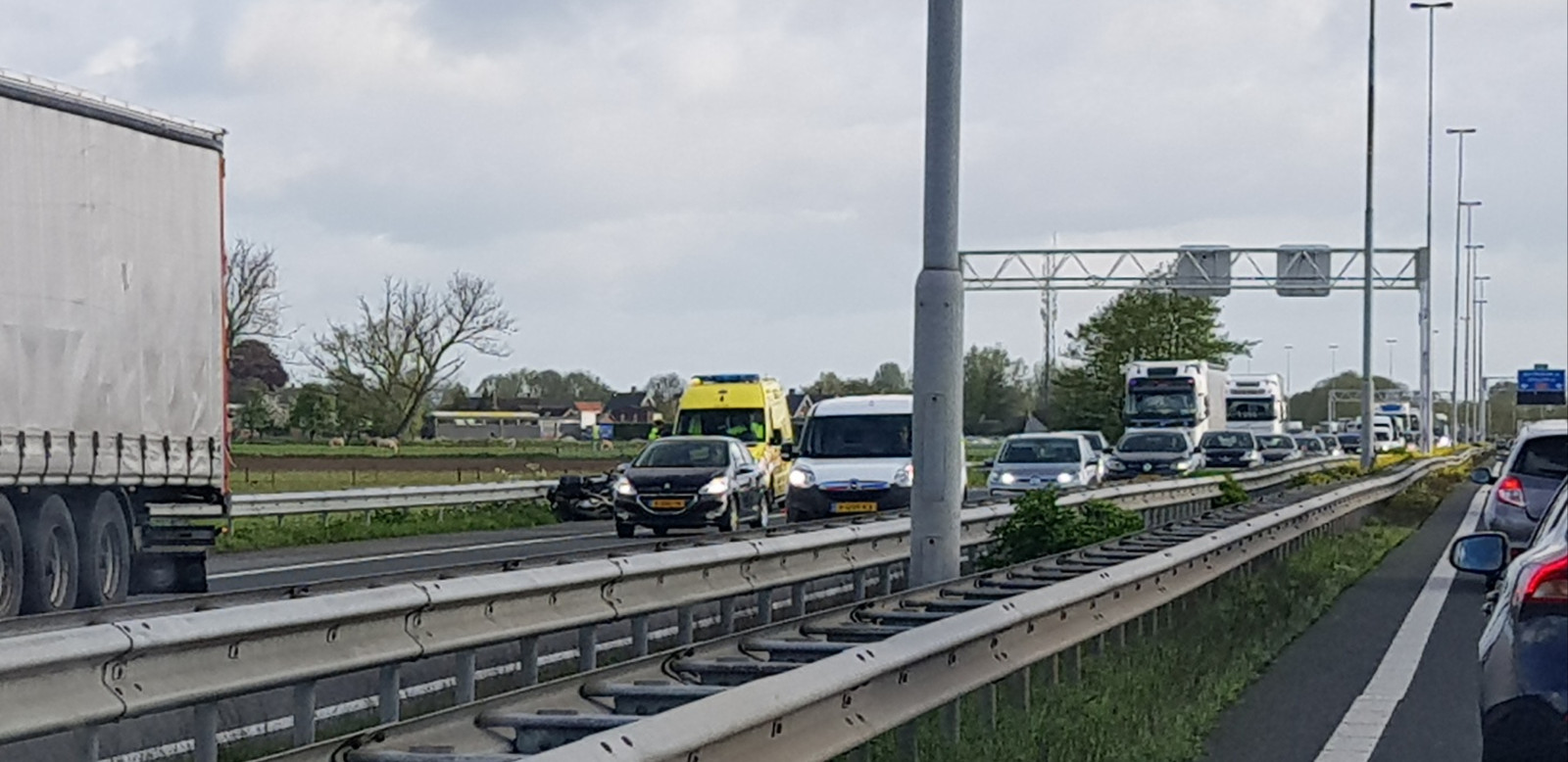 File op A27 richting Breda na botsing tussen motorrijder en bestelbus bij Nieuwendijk | Foto ...