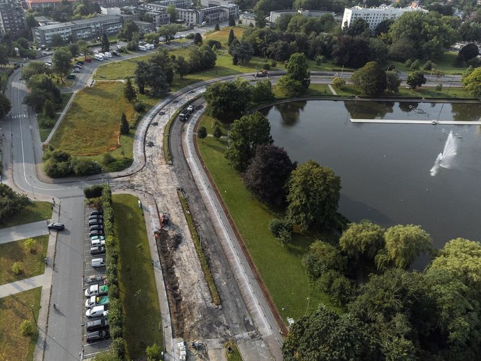 IN BEELD. Ingrijpende werken gestart aan rotonde Watersportbaan: fietsers krijgen afgescheiden ...