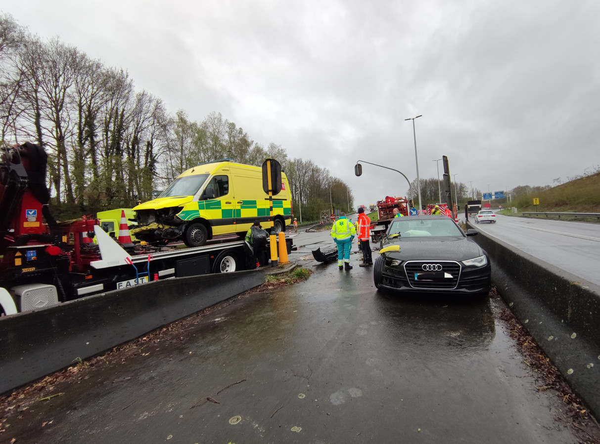 Ambulance onderweg naar patiënt betrokken bij ongeval: “Zeker een meter ... Ambulance onderweg naar patiënt betrokken bij ongeval: “Zeker een meter ...