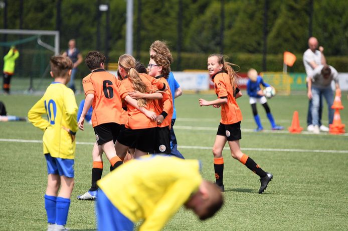 Meiden vv De Meern verslaan de jongens en zijn kampioen! | Utrecht | AD.nl
