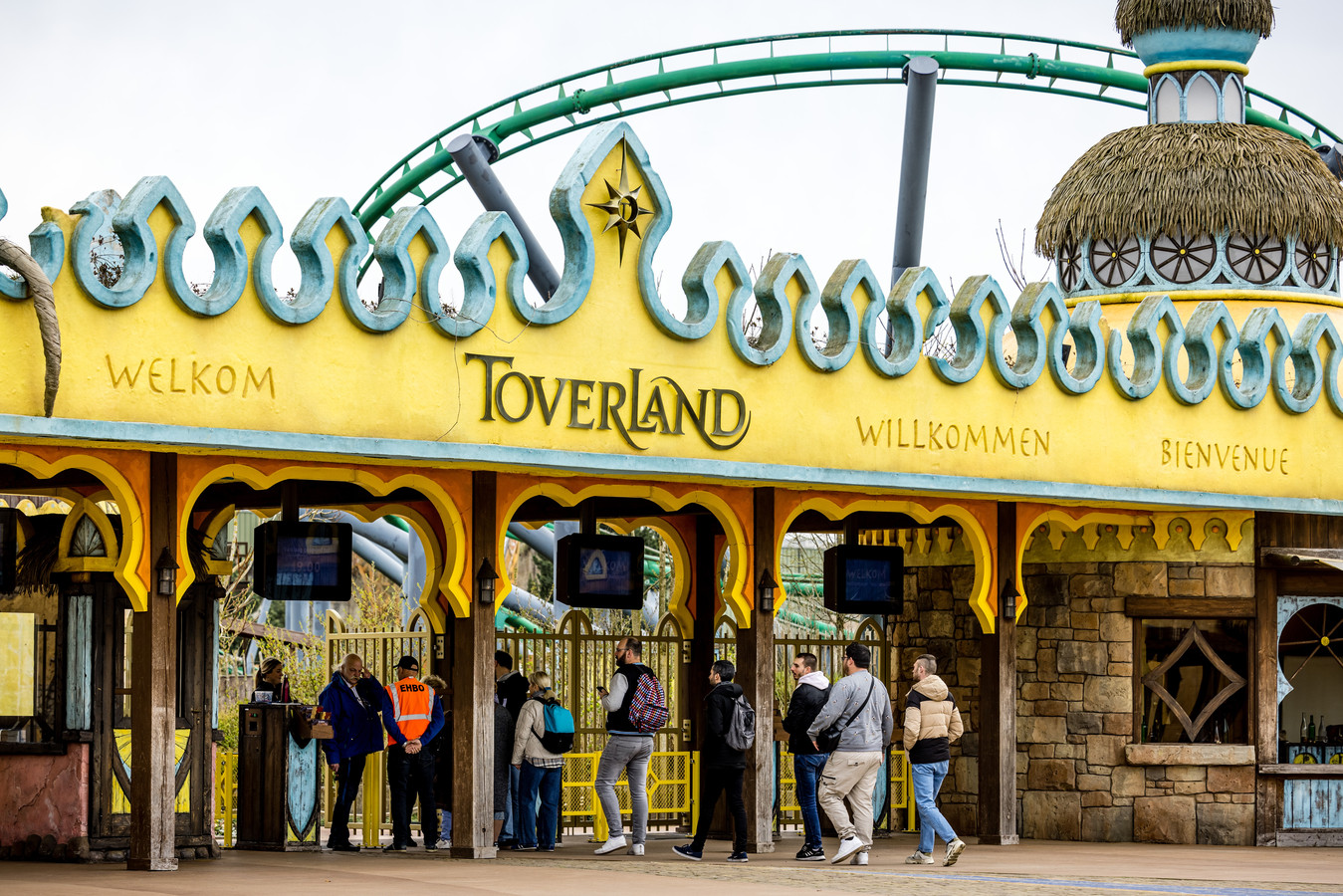 Bezoekster Toverland breekt rug na val van perron achtbaan | Foto | ed.nl
