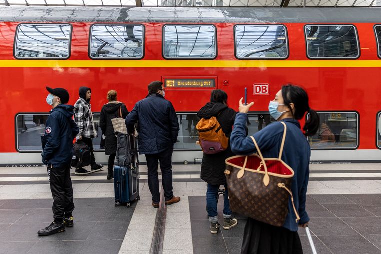 De bus en trein worden volgend jaar duurder: jaagt dat reizigers de ...