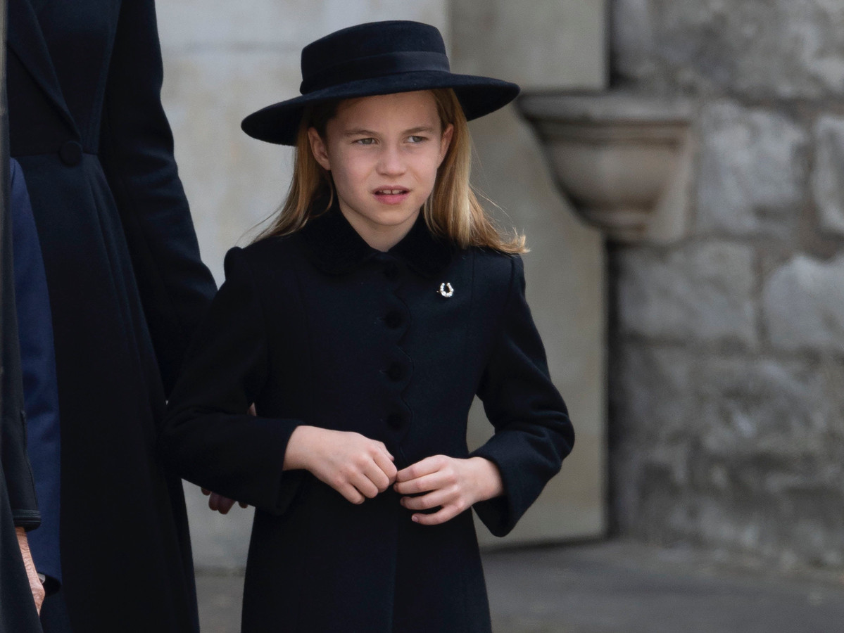 Meghan Markle en Britse royals brengen met subtiele details hulde aan ...