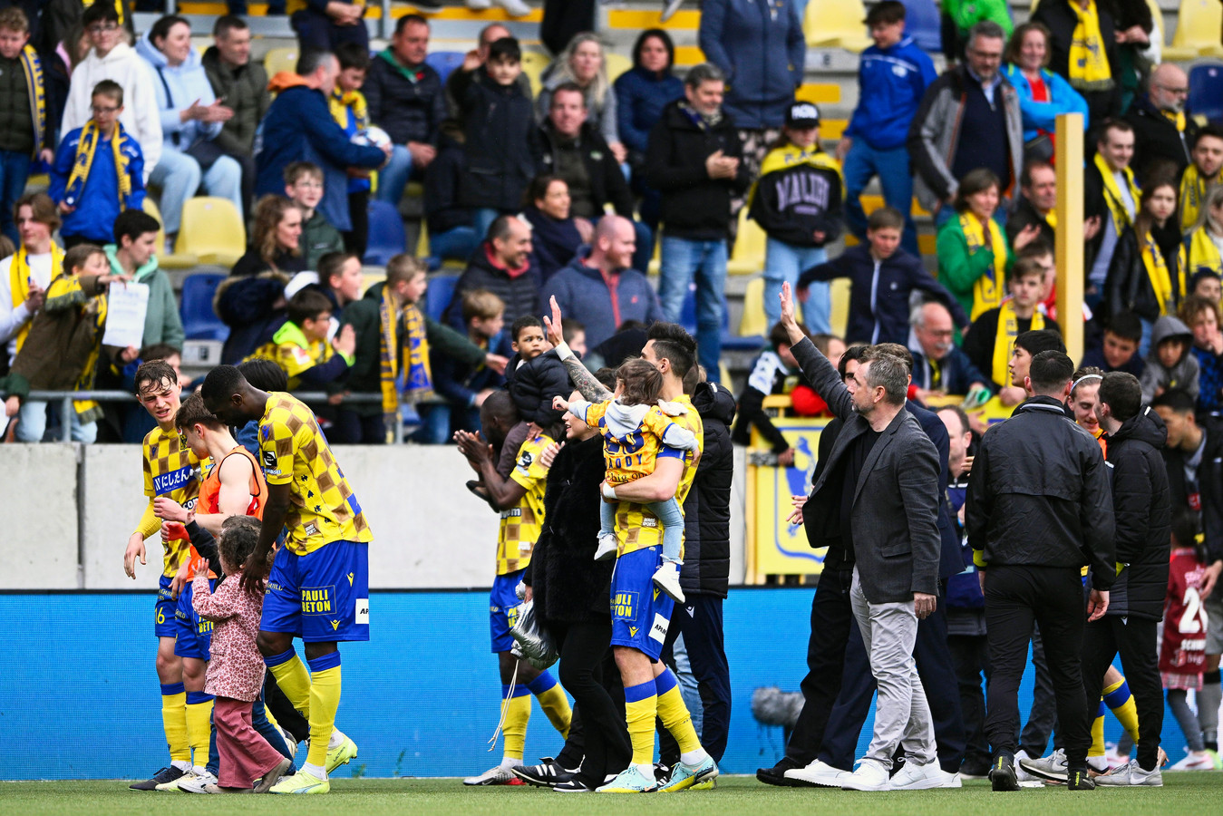 STVV-supporter trapt agent in het kruis: 10 maanden cel en 3 jaar ...