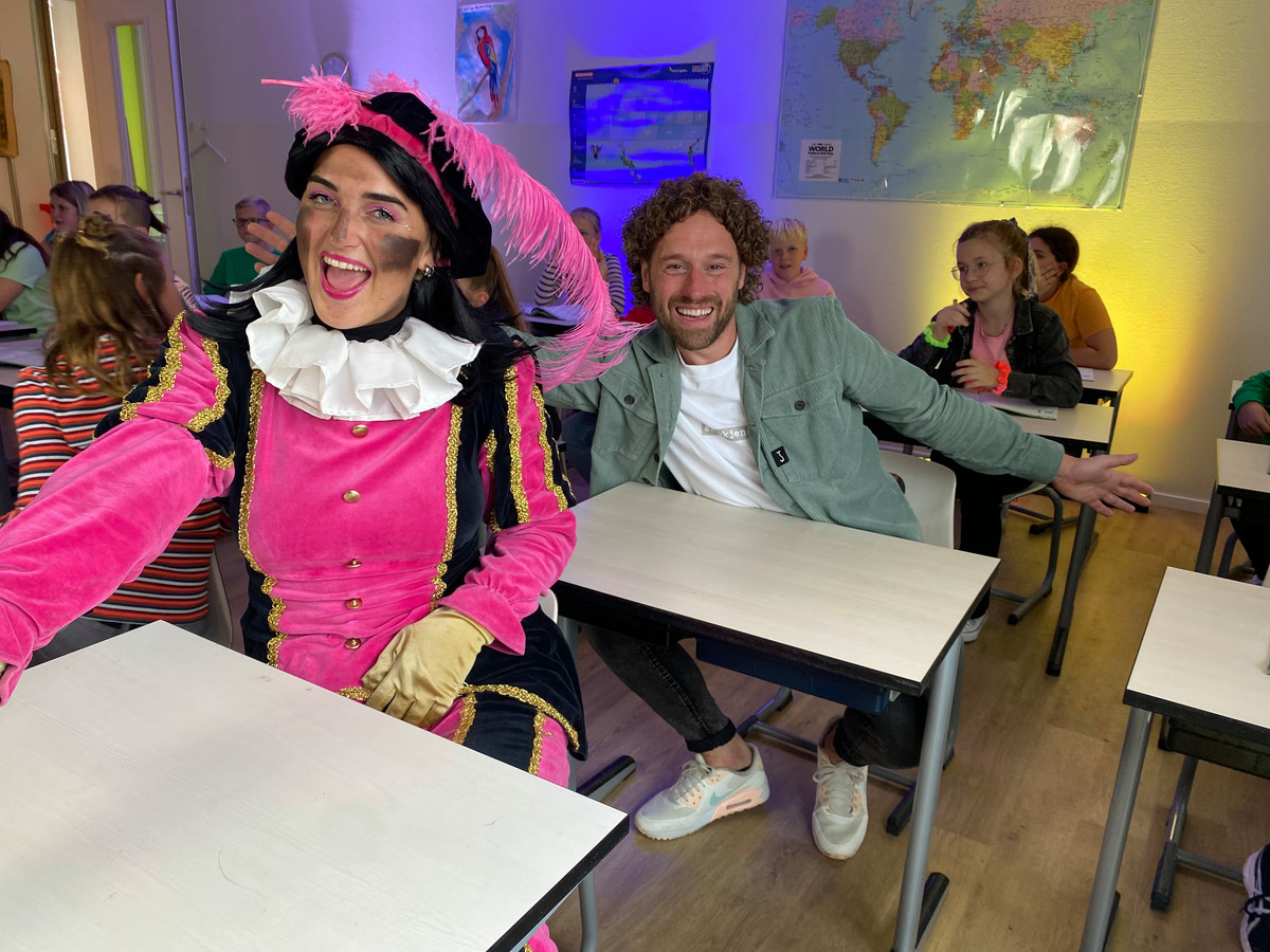 TikTok-ster Meester Jesper stapt opnieuw uit comfort zone en zingt lied ...