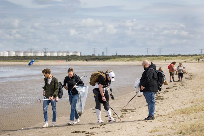 Vrijwilligers rapen honderden peuken van het strand: ‘Je doet wat goeds ...