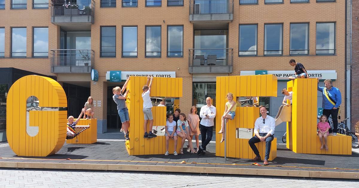 GEEL-letters op marktplein vormen toeristische blikvanger en attractie ...