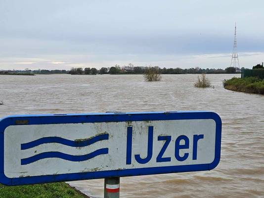 LIVE WATEROVERLAST WESTHOEK. Water trekt stilaan weg door droger weer ...