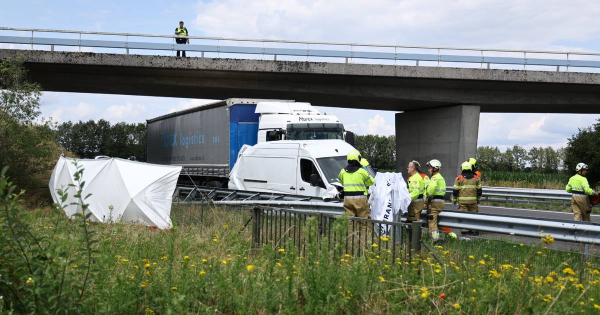 Man (28) overleden bij ongeluk tussen vrachtwagen en bestelbus op de A73, weg weer vrij | Land ...