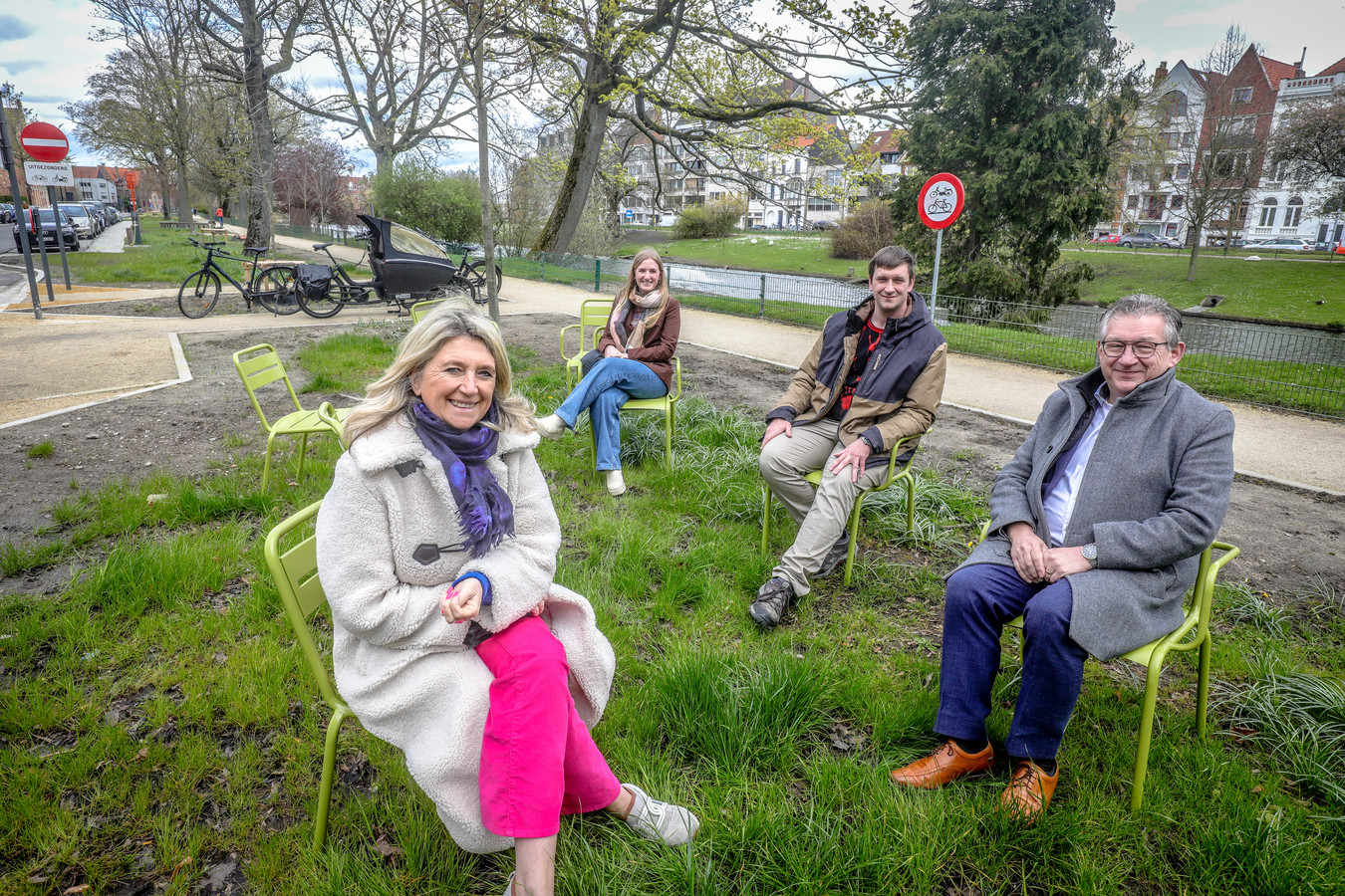 888 groene stoelen op 34 locaties in Brugge | Foto | hln.be