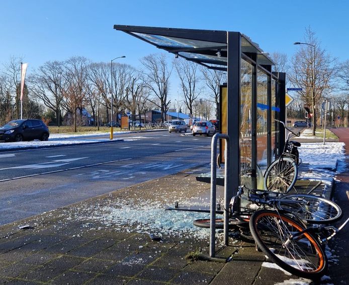 ‘Schandalige’ vernielingen aan en bij bushalte: ruiten aan gort ...