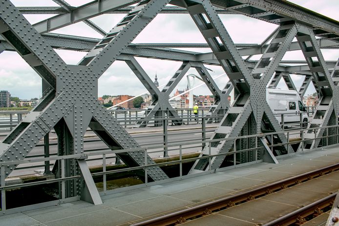 “Een complex karwei, op de langste spoorbrug van het land”: Infrabel ...