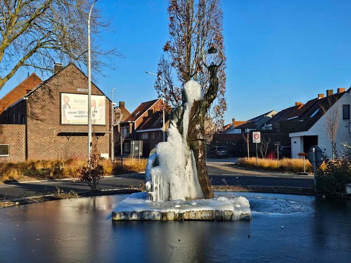 Hoe vriesweer ook mooi kan zijn: ijs palmt standbeeld van schoenmaker ...